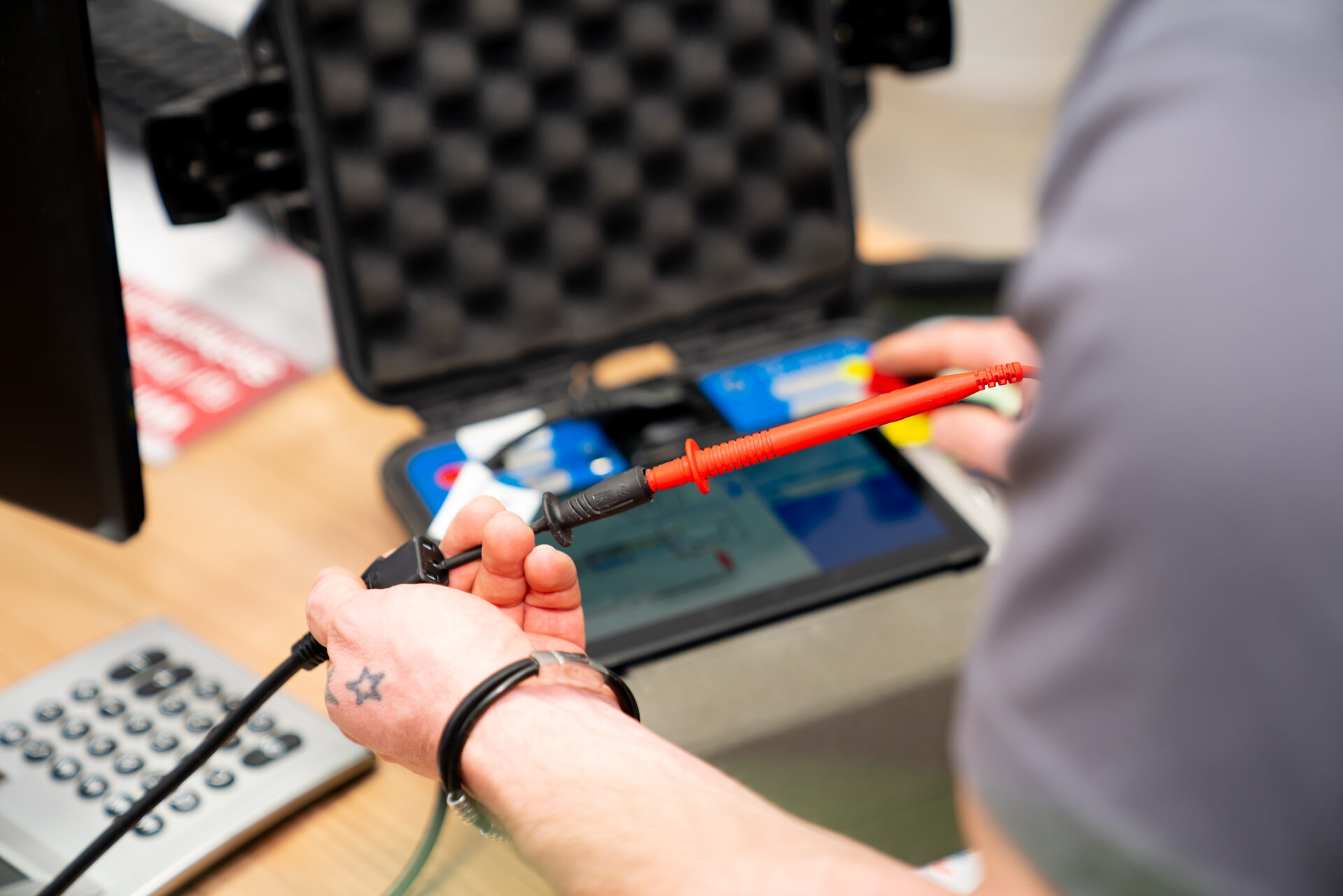 Die Rolle der Prüfung nach DIN VDE 0105 Teil 100 bei der Vermeidung von ...